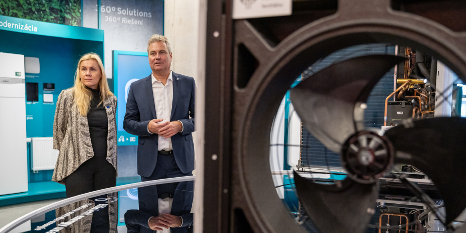 EU-Kommissarin Kadri Simson besucht das neue Wärmepumpenwerk der Vaillant Group in Senica